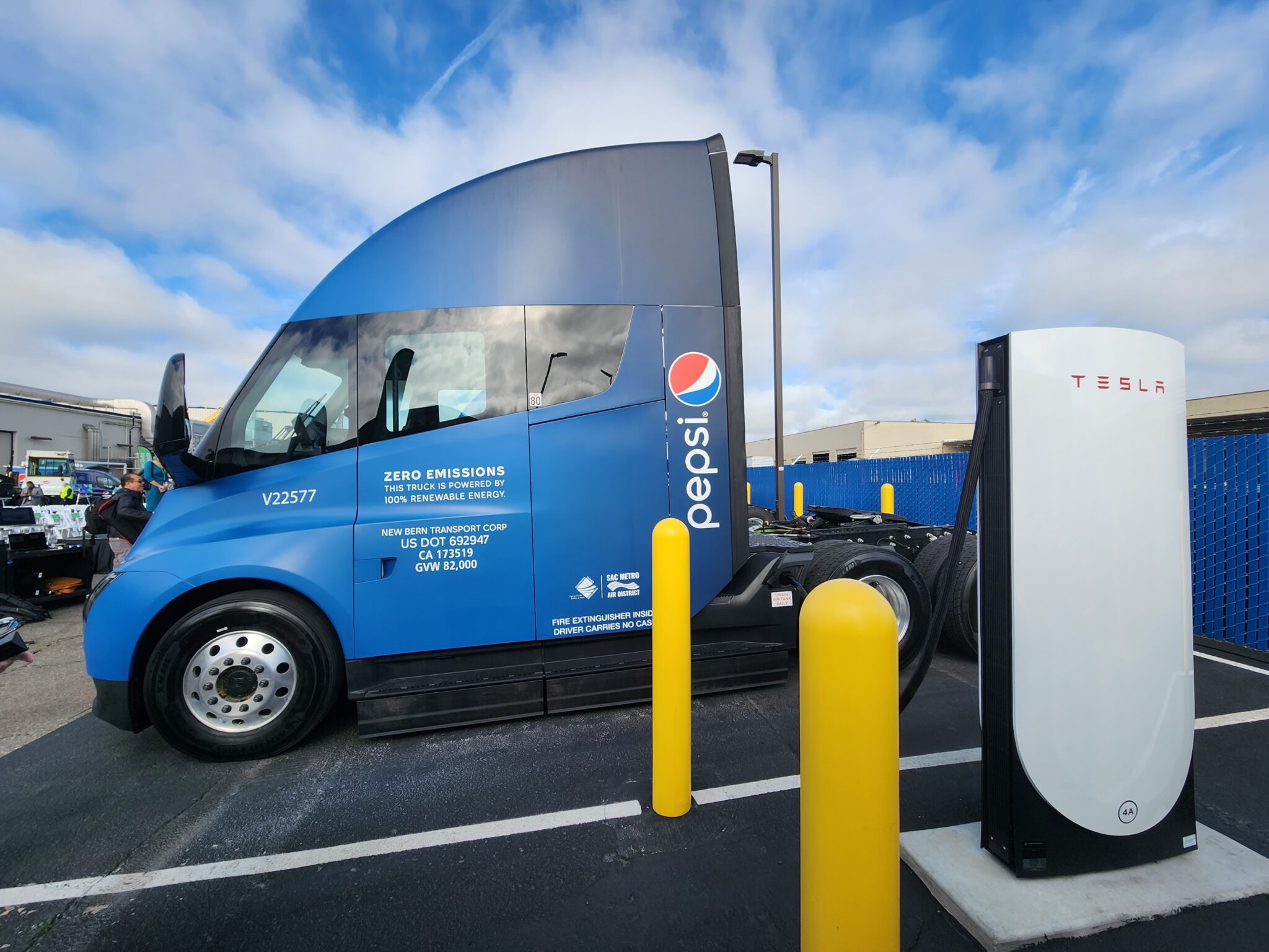 PepsiCo Unveils Fleet Of 18 Tesla Semi In Sacramento - Fleet Management ...